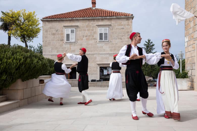 Koji su tradicionalni plesovi u Hrvatskoj? Top 7 tradicija